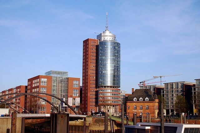 Hamburg: 1.5-Hour Comedy Bus Tour in German - An Introduction to Hamburgs Comedy Bus Tour