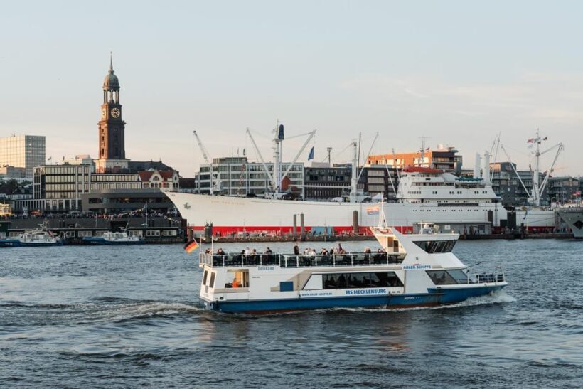 Hamburg: 1 hour harbor boat Tour Hamburg - Key Points