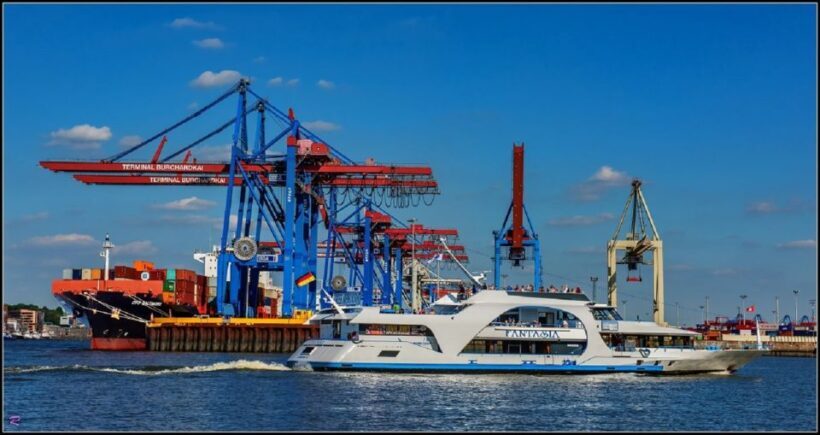 Hamburg: 2-Hour Sightseeing Cruise to Blankenese - The Ship and Boarding