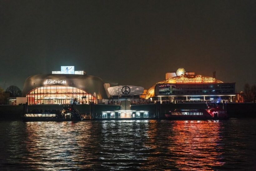 Hamburg Combi: 1,5h Evening Cruise & 2h Reeperbahn Tour - Exploring Hamburg’s Port at Night