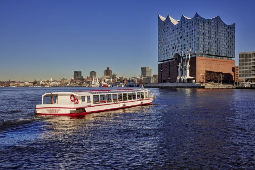 Hamburg: Sightseeing Cruise through the City's Waterways - A Close Look at the Hamburg Waterways Cruise