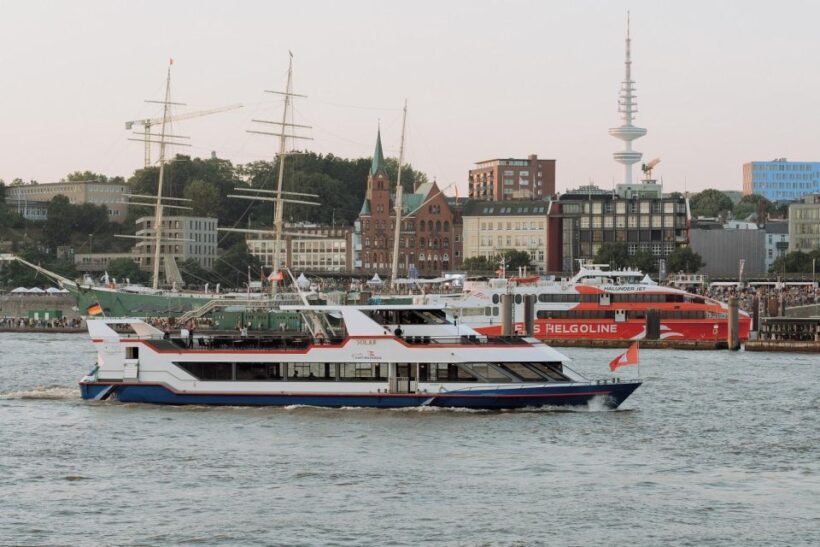Hamburgs Highlights: Harbor Cruise & Reeperbahn Walking Tour - Who Should Consider This Tour?