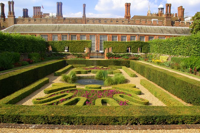 Hampton Court Palace & Garden Maze, Private Tour Admission with Audio Guides - The Famous Garden Maze and Its Allure