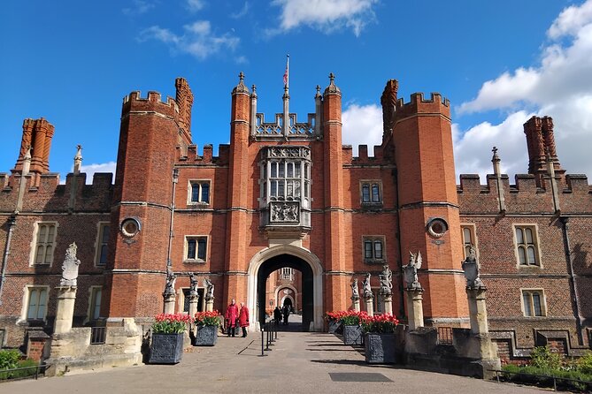 Hampton Court Palace Private Guided Tour - Discovering the Lives of Past Residents
