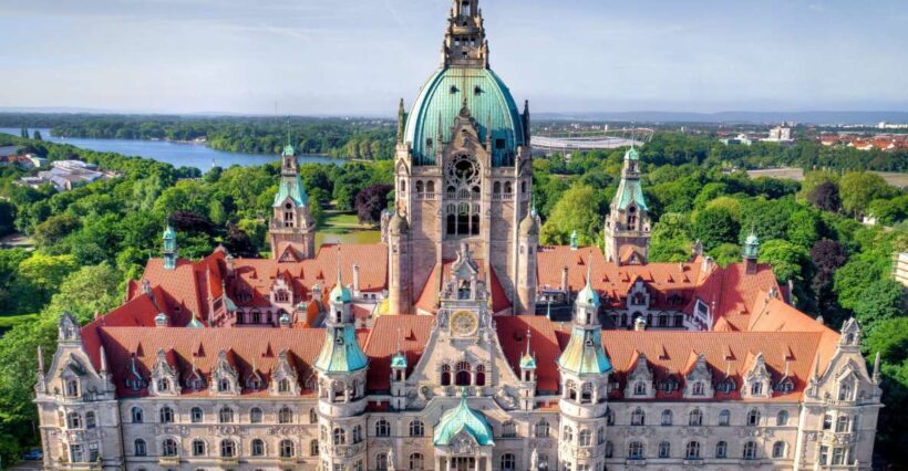 Hannover: New Town Hall exclusive Guided Walking Tour - Who Should Consider This Tour?