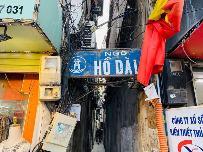 Hanoi: Cho Gioi Vietnam War History Walking Tour - Transport and Group Size