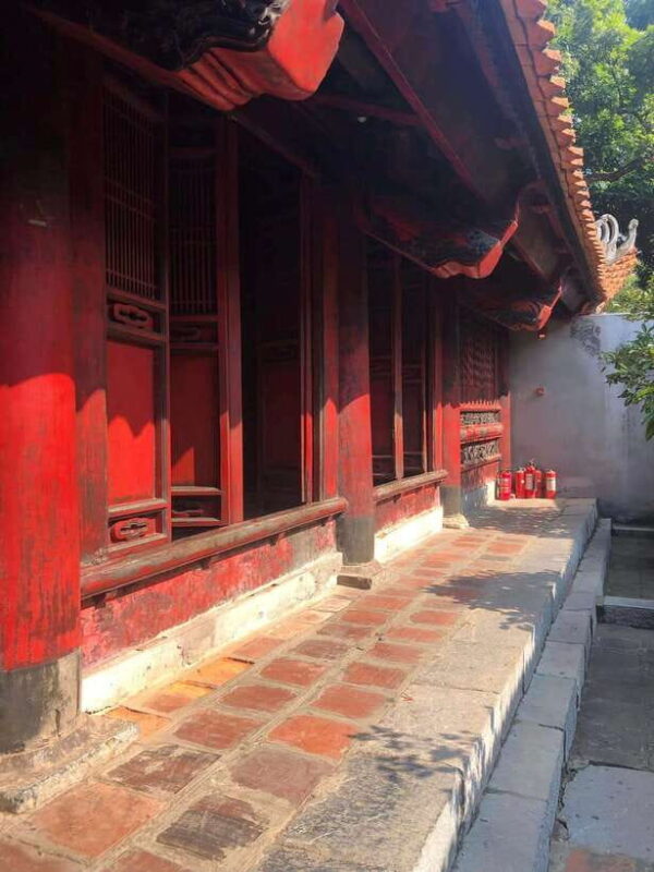 HANOI: MOTORBIKING TO TRAIN STREET AND TEMPLE OF LITERATURE - FAQ