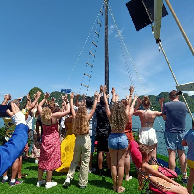 Hanoi: Roundtrip Halong Bay Islands, Caves, Kayaking & Lunch - FAQ