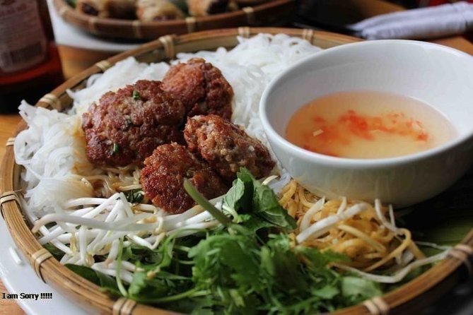 Hanoi Street Food Tour with Train Street Visit - Key Points