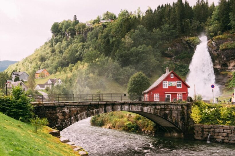 Hardangerfjord Lunch at Cider Farm, Coffee at historic Hotel - Transportation: Comfort and Convenience Matter