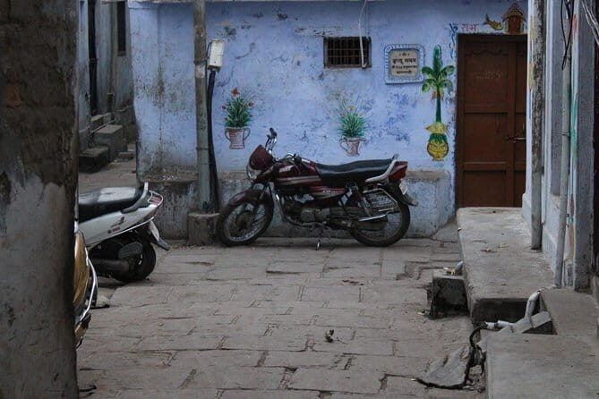 Hidden Alleys I - A walking tour in Varanasi, a journey to hidden areas of city. - Meeting Points and Practical Details
