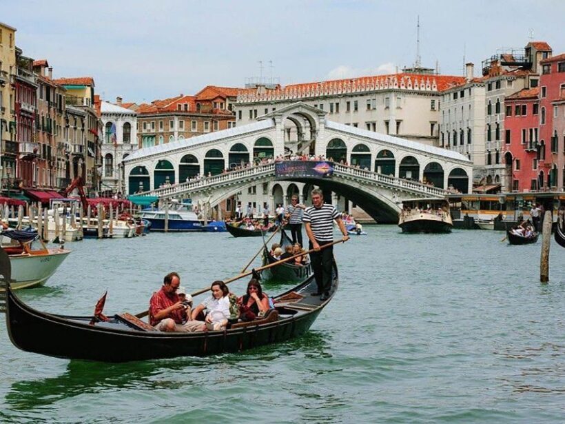 Hidden Venice: Grand Canal Walking Tour and Gondola Ride - From Footsteps to Water: The Gondola Experience