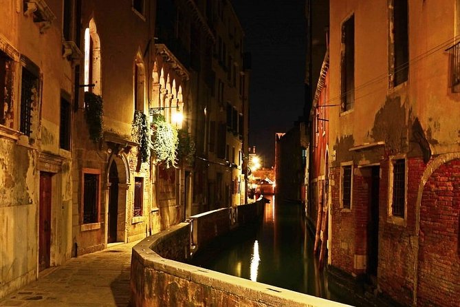 Highlights and Hidden Gems Night Tour in Venice - Tour Features and Accessibility