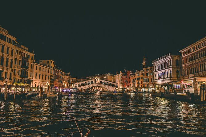 Highlights and Hidden Gems Night Tour in Venice - Enjoying the Ambiance of Venice at Night
