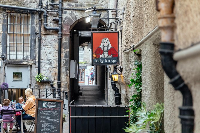 Highlights & Hidden Gems With Locals: Best of Edinburgh Private Tour - Knowledgeable and Engaging Local Guides