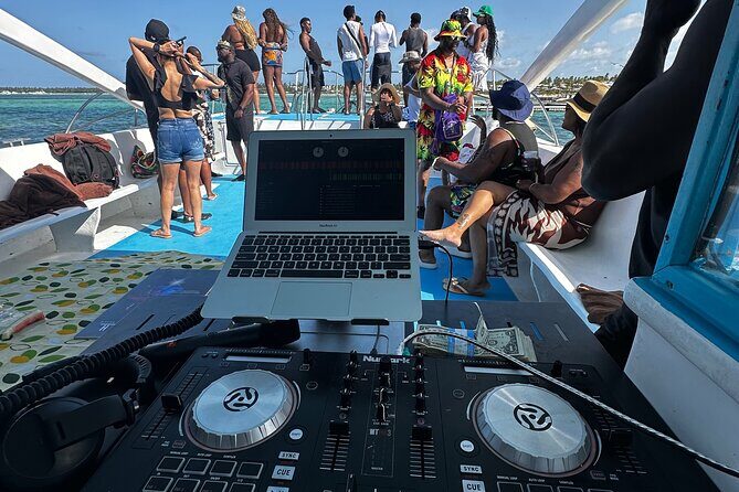 Hip Hop Beat and Live Dj Adults Only Party Boat and Free drinks - Key Points