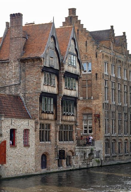 Historical walk in Bruges with local guide. Praline included - FAQ