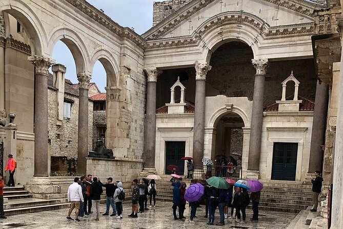 History Split Walking Tour in French - Small Group - Accessibility