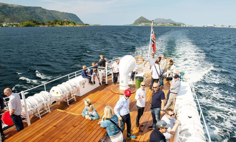 Hjørundfjord Hiking Cruise (6,5 hours to hike/explore Øye) - Key Points