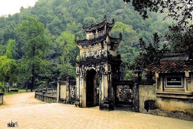 Hoa Lu & Tam Coc & Mua Cave Tour [Japanese guide, limousine bus, small boat boarding fee, lunch included] - What’s Included and What’s Not