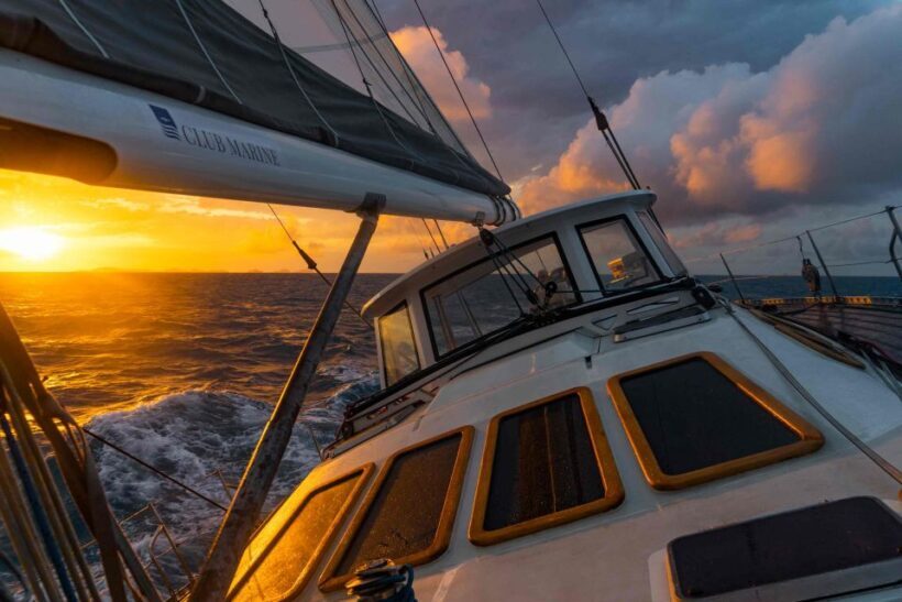 Hobart: Luxury Yacht Scenic Sailing Tour with Snacks - Key Points