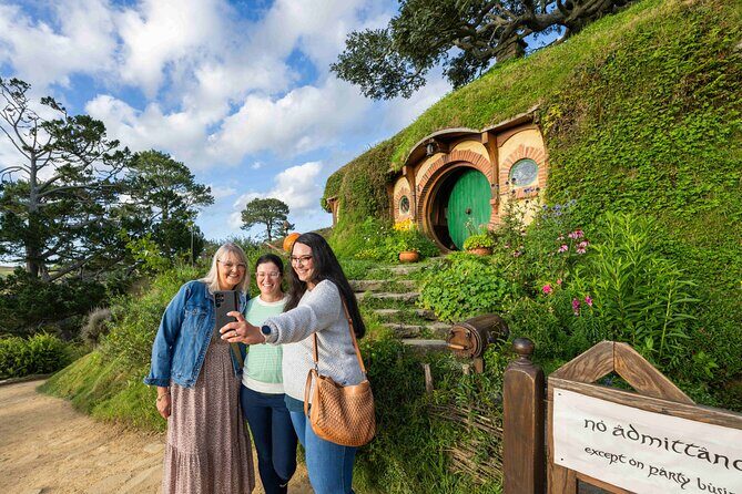 Hobbiton and Waitomo Caves Small Tour from Auckland - Key Points
