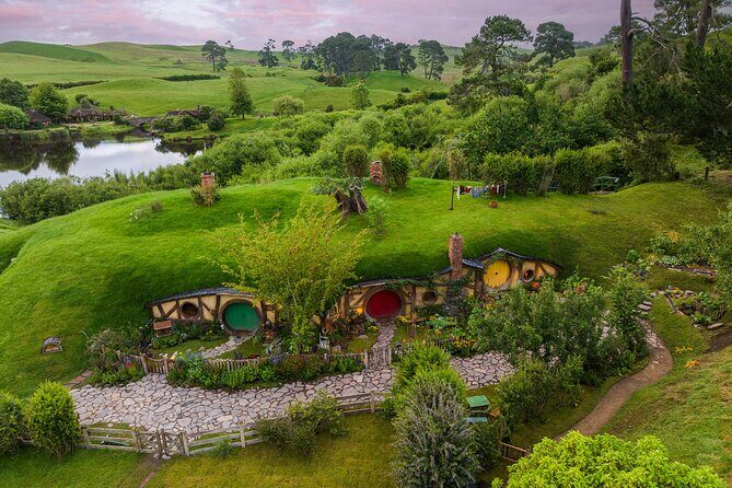 Hobbiton & Waitomo Caves Guided Day Trip from Auckland incl lunch - Lunch: Kiwi-Style Café