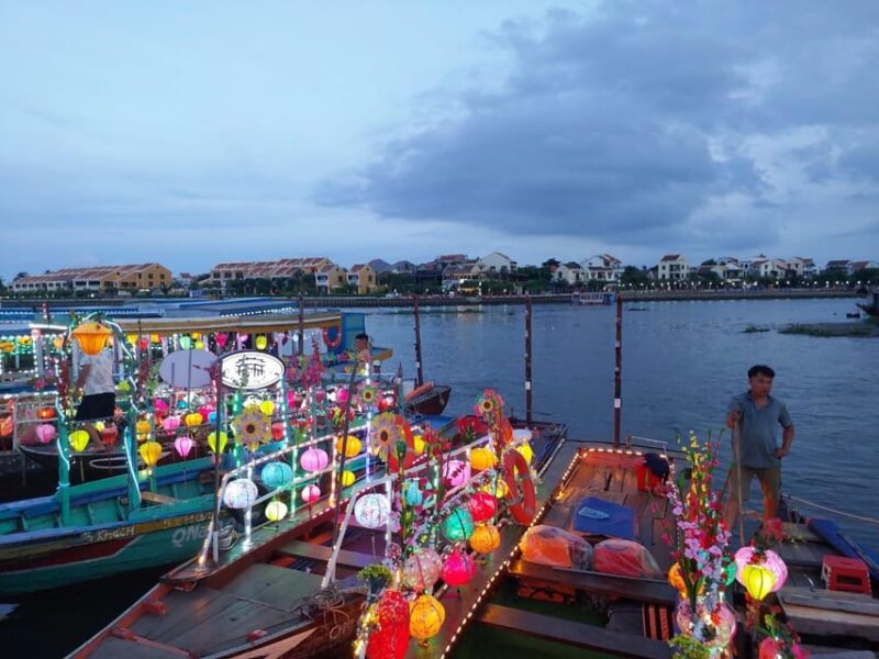Hoi An Boat Lantern With Release Flower Hoai River At Night - What to Expect from the Lantern Release Experience