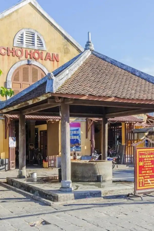 HOI AN: CITY TOUR  BOAT RIDE & RELEASE FLOWER LANTERN - The Highlight: Boat Ride & Lantern Release