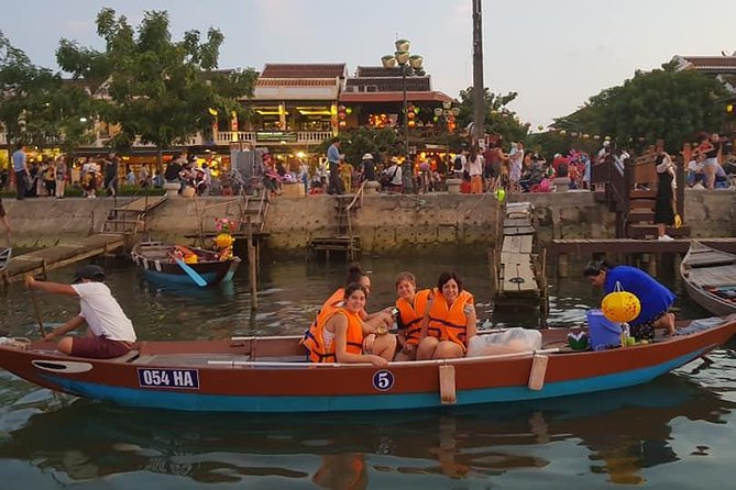 Hoi An Nightlife Tour with Hoi An Ancient Walking Tour, Boat Ride, Night Market - FAQ