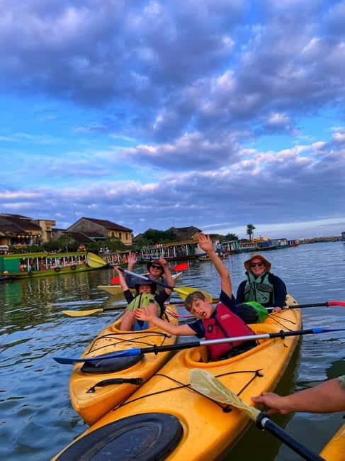 Hoi An: Sunset Kayaking Tour to Lantern Town - Key Points