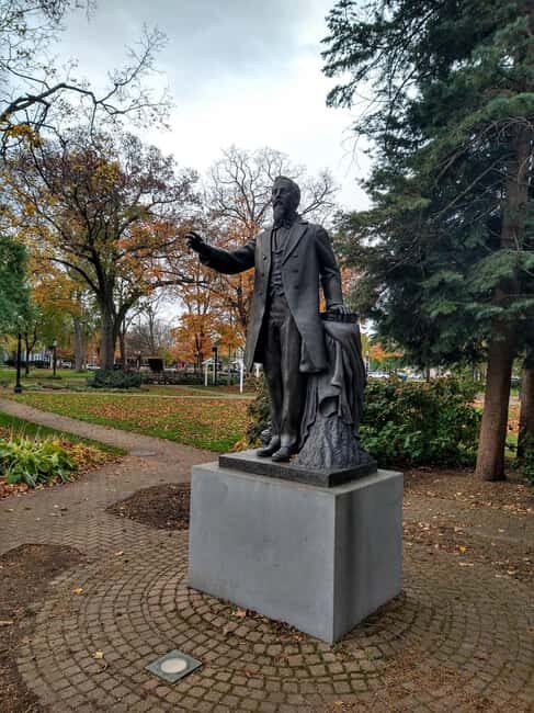 Holland, MI: Walking Tour with Hope College and Parks - A Practical Guide to the Holland Walking Tour