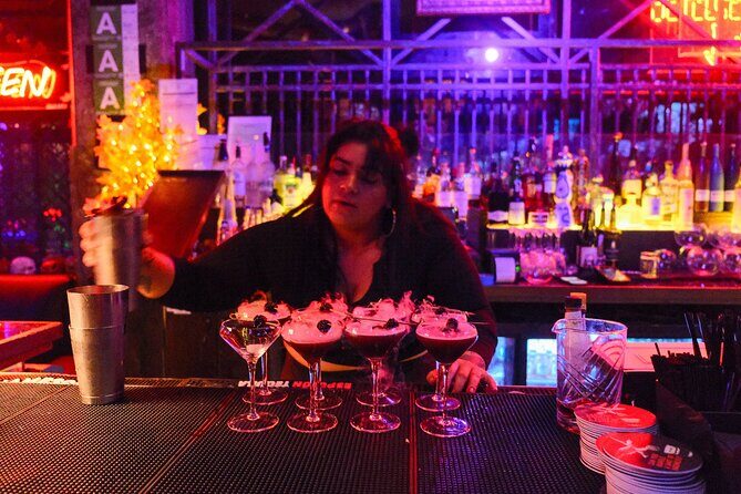 Hollywood Cocktails & True Crime  3 Drinks Included - Key Points