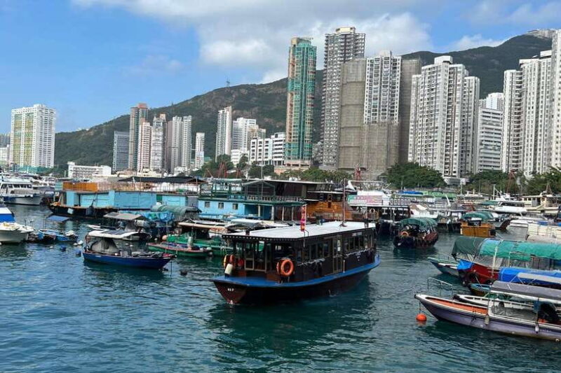 Hong Kong: Aberdeen Boat Tour and Visit Floating Museum - Visiting the Houseboat Floating Museum