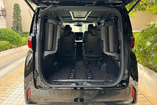 Hong Kong Airport Transfer - The Drivers: Professional, Friendly, and Multilingual