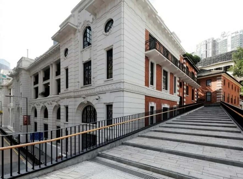 Hong Kong Day Tour: Priority Peak Tram, City Walk & Dim Sum - Key Points