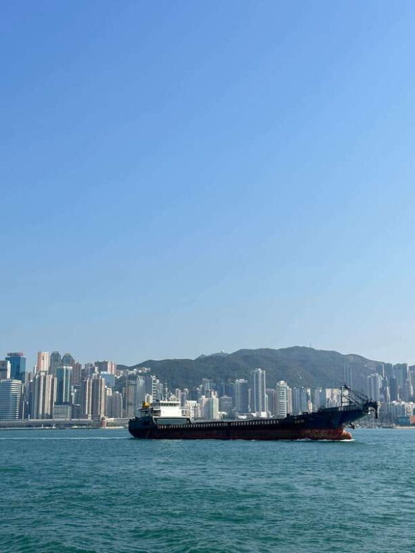 Hong Kong: Wong Tai Sin Temple and Victoria Harbour Tour - Strolling the Avenue of Stars and Harbor Views
