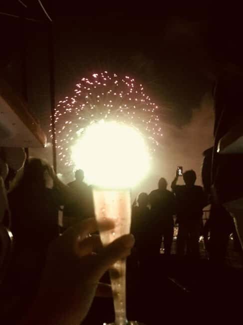 Honolulu: 1-Hour Friday Night Fireworks Cruise with Drinks - Honolulu: 1-Hour Friday Night Fireworks Cruise with Drinks — An Authentic Oceanfront Celebration