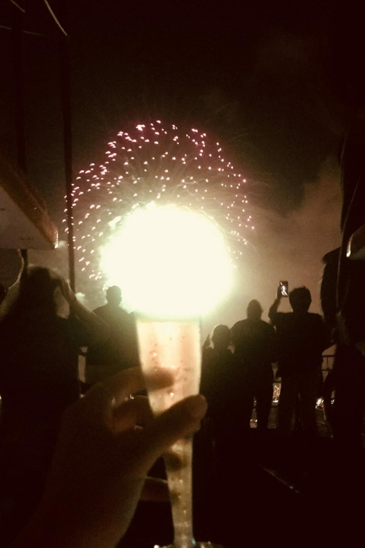 Honolulu: 1-Hour Friday Night Fireworks Cruise with Drinks - What You Need to Know Before You Go