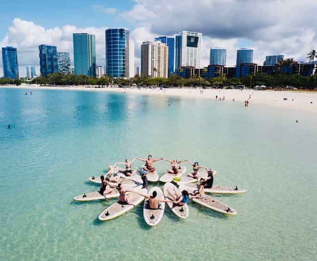 Honolulu: SUP (Standup Paddleboard) Yoga Class - Introduction to SUP Yoga in Honolulu