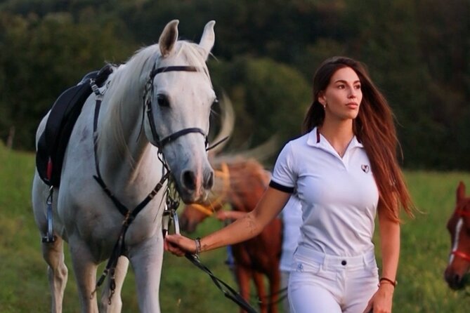 Horseback riding for experts between the lake and the mountains - The Value of the Experience