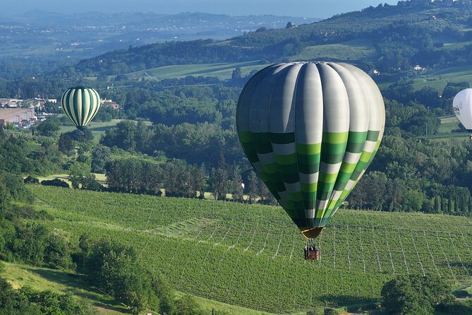 Hot air balloon over the hills of Pienza, Montalcino and Val D'Orcia - Authenticity and Small Group Charm