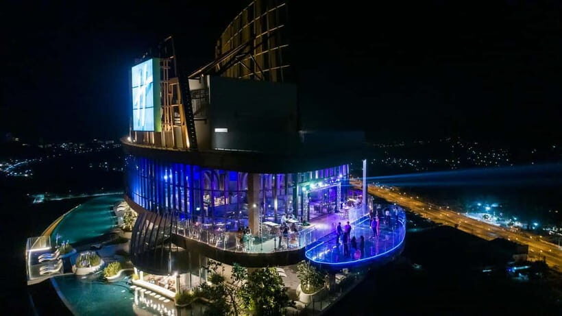 Hua Hin: Vana Nava Sky Bar Rooftop at Holiday Inn - Service and Overall Value