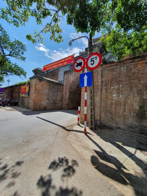 Hue: motorbike tour into Citadel and along Ng Hà Canal - The Ng Hà Canal and Urban Life