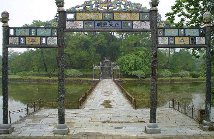 Hue Royal Tombs Tour: Visit Best Pagodas & Mausoleums - Visiting Iconic Pagodas: Spiritual Heart of Hue