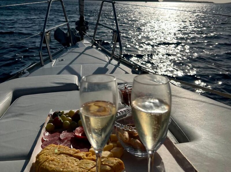 Ibiza: Sunset boat trip with appetizers, only up to 6 guests - Key Points