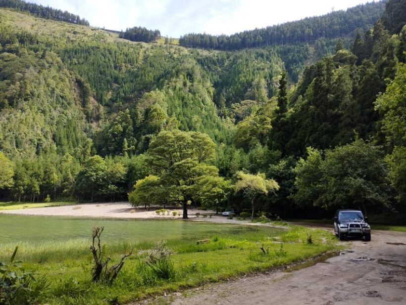 Idyllic Full Day West, Twin & Fire lakes by SUV - Is This Tour for You?