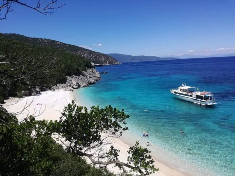 Ihaca boat cruise with swimming and attractions - Key Points