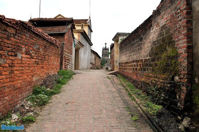 Instagram Tour Duong Lam Ancient Village with Train Street Visit - Coffee and the Unique Train Street Experience