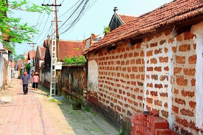 Instagram Tour Duong Lam Ancient Village with Train Street Visit - Authentic Vietnamese Lunch